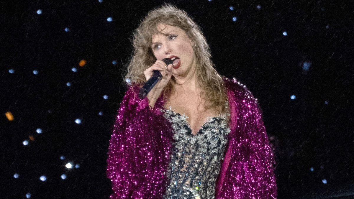 Taylor Swift flashes her ring during surprise performance in Nashville ...