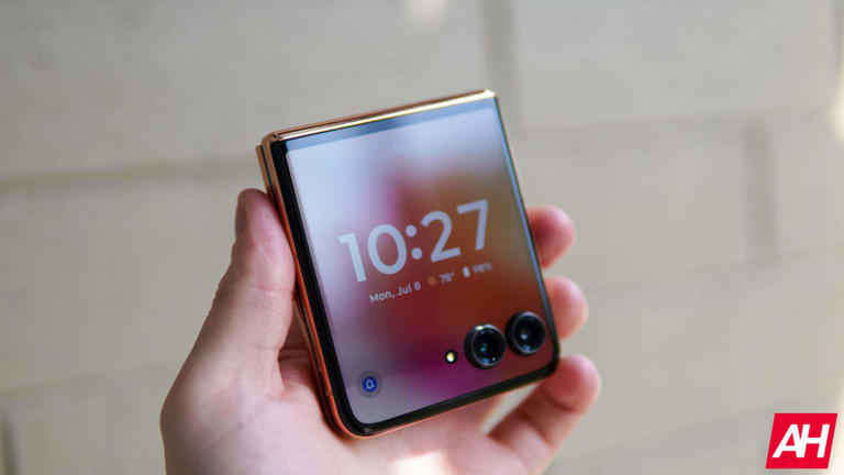 Phone comparisons: Motorola Razr Ultra 2026 vs Motorola Razr+ 2024