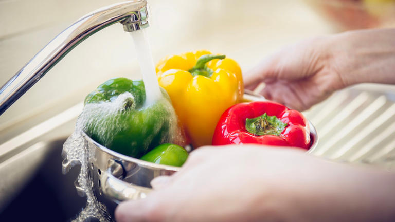 Statt mit Wasser: So sollte man Obst & Gemüse wirklich waschen