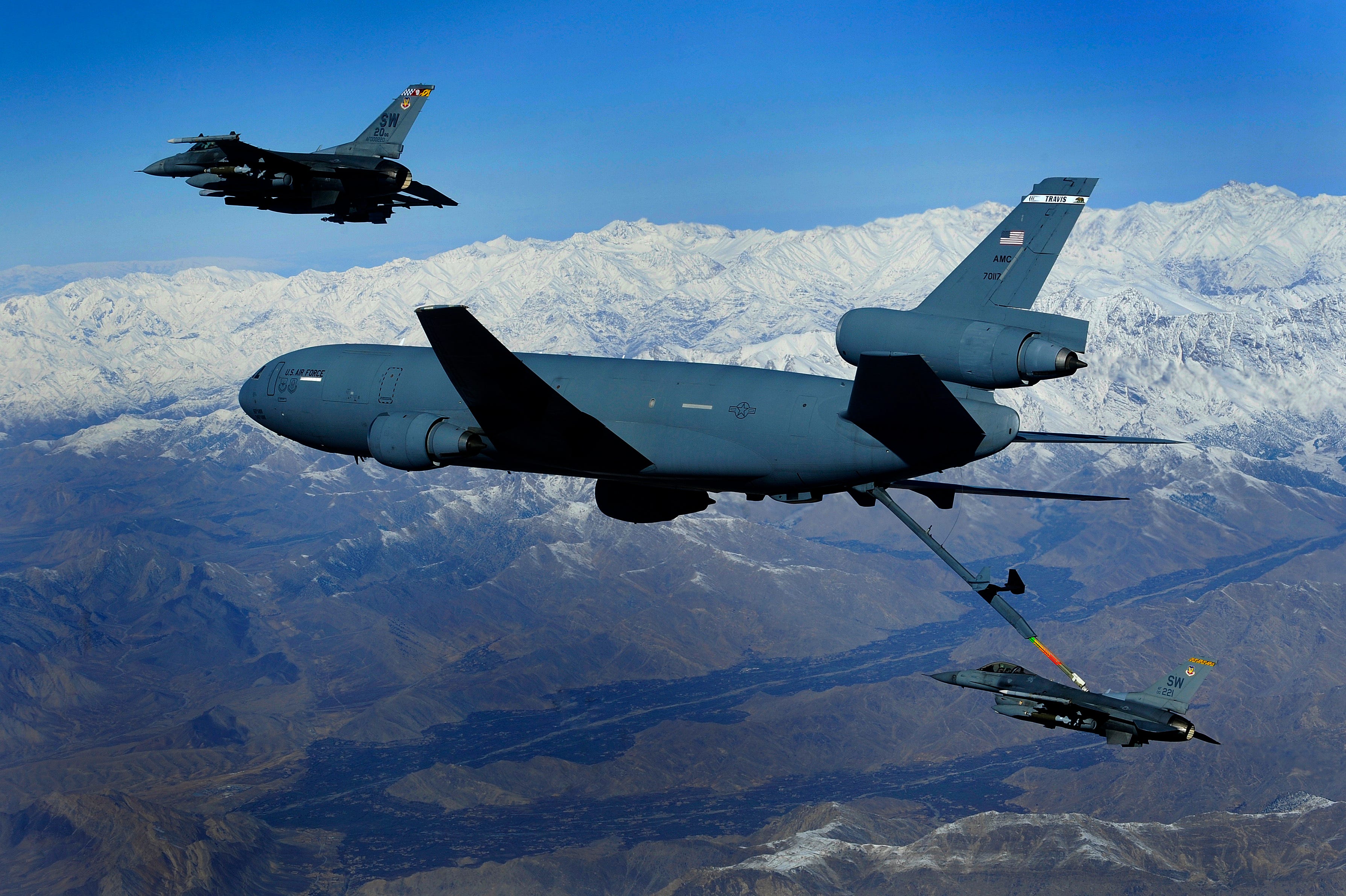 Take a look inside an Air Force aerial tanker that kept fighter jets ...