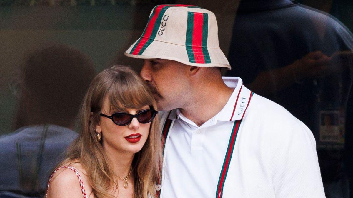 Taylor Swift flashes her ring during surprise performance in Nashville ...