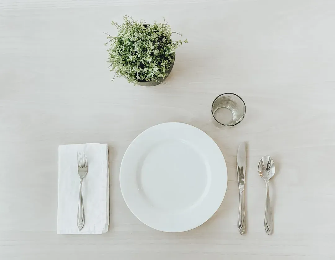 8 table habits that instantly reveal how someone was raised before they ...