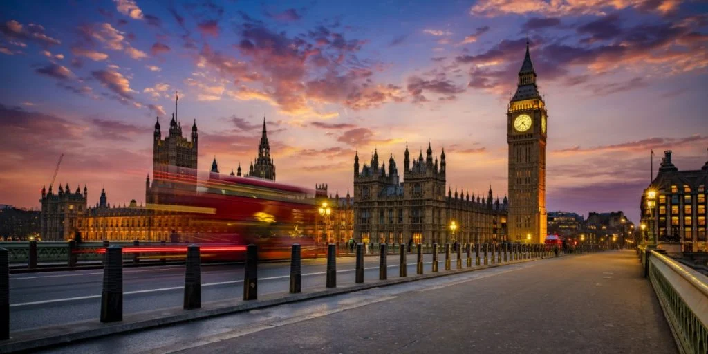 Searing heatwave cooks London as temperatures threaten to shatter records
