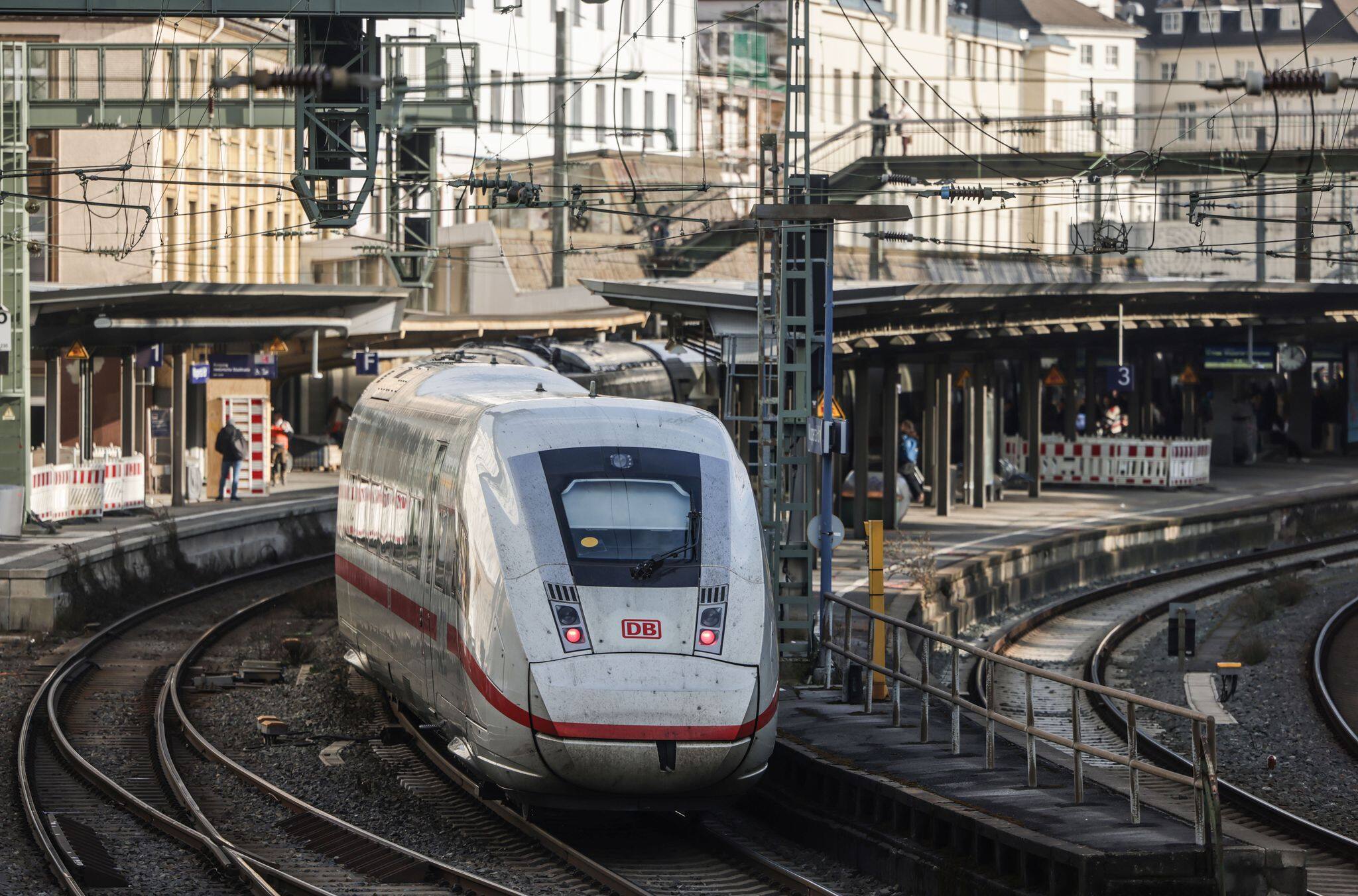 Handgranate legt Bahnstrecke in Wuppertal lahm