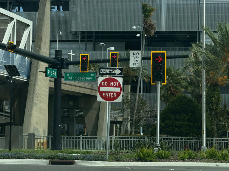 Is it legal in Florida to use a parking lot to avoid traffic lights?