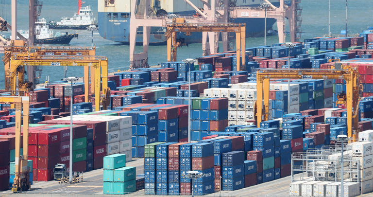 South Korea exports top 100 billion dollars for first time, fourth globally