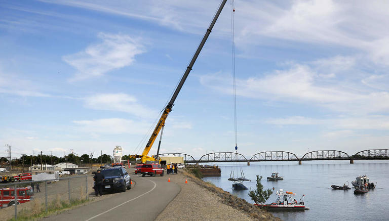 2 die after seaplane hits Tri-Cities power line and crashes into ...