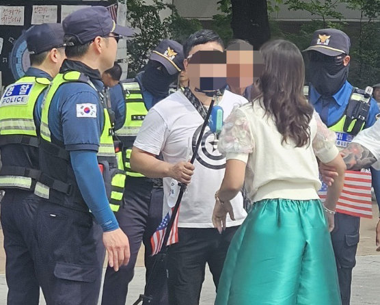 올공 봉쇄 시위서 경찰에 침뱉고 욕설 40대女 구속영장