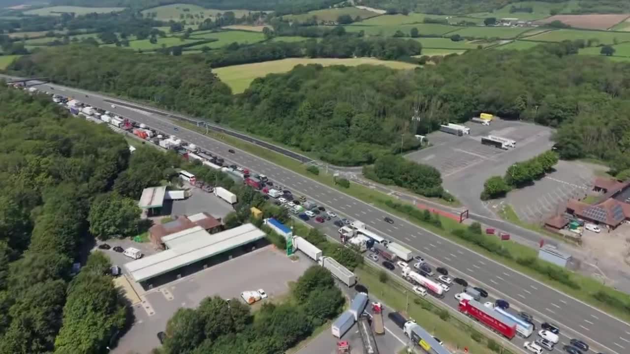 Major M25 crash causes miles of traffic during heatwave in Surrey ...