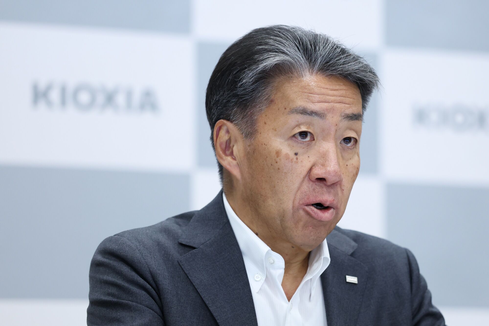 Kioxia plans new US listing in spring, stock split at home