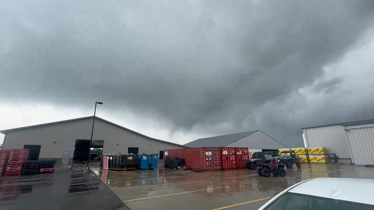 Video captures possible tornado in Paducah, Kentucky
