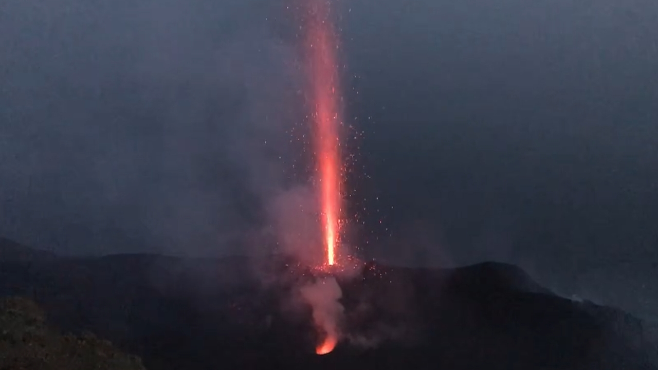 Stromboli volcano erupts, lava flows into Mediterranean