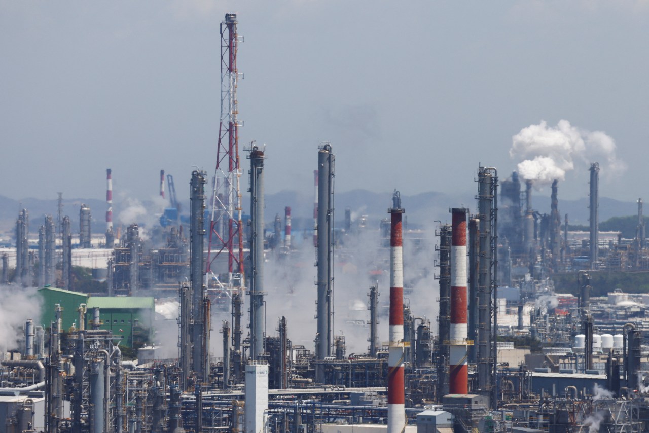 Oil futures pick up on Strait of Hormuz concerns