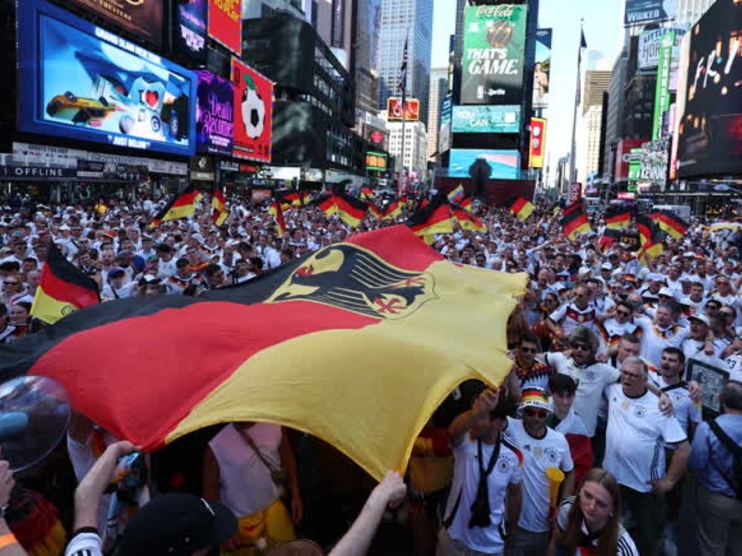 World Cup fever in New York: German supporters take over Times Square