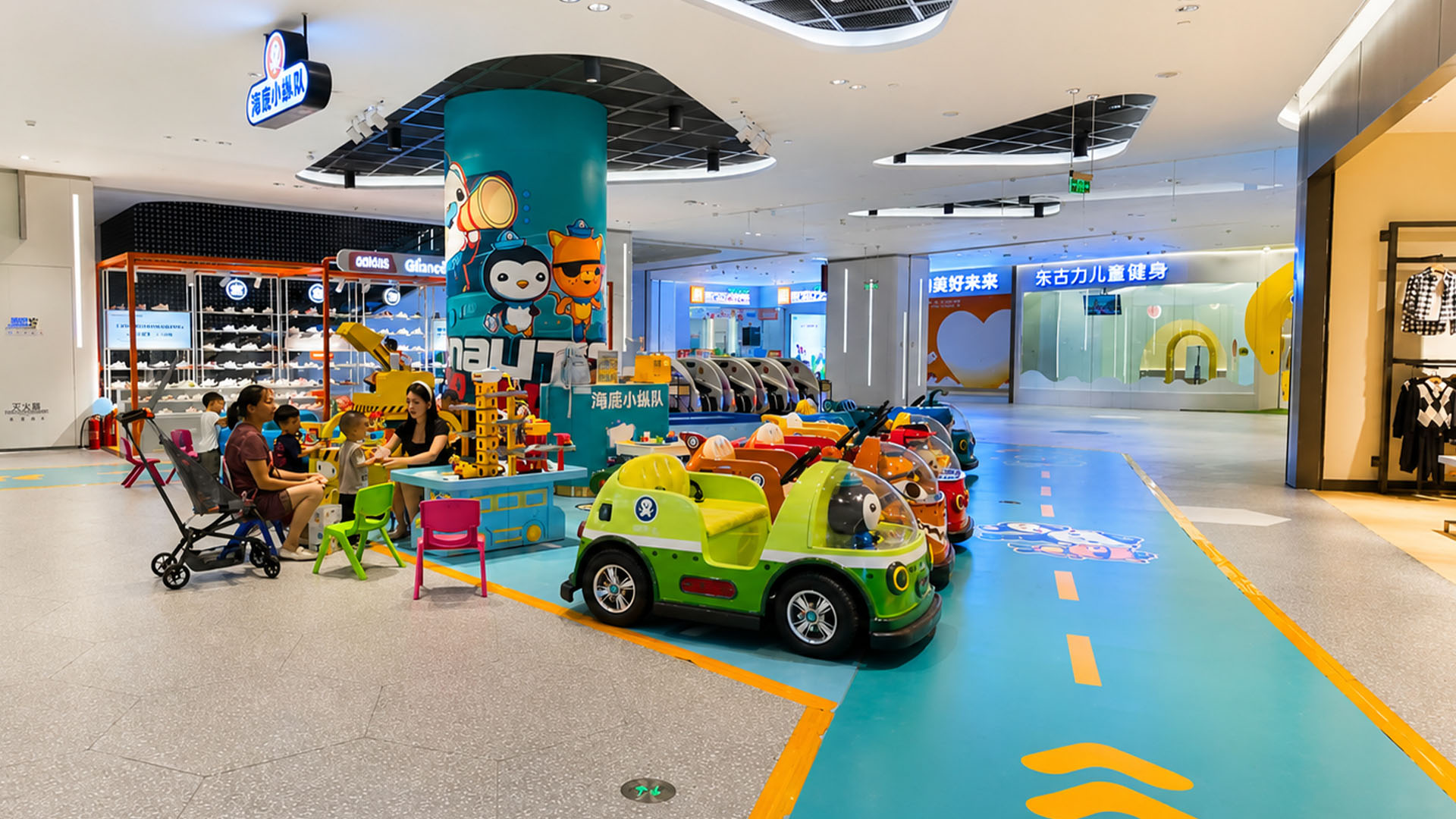 Uma área de recreação indoor colorida revela a cultura de shoppings ...