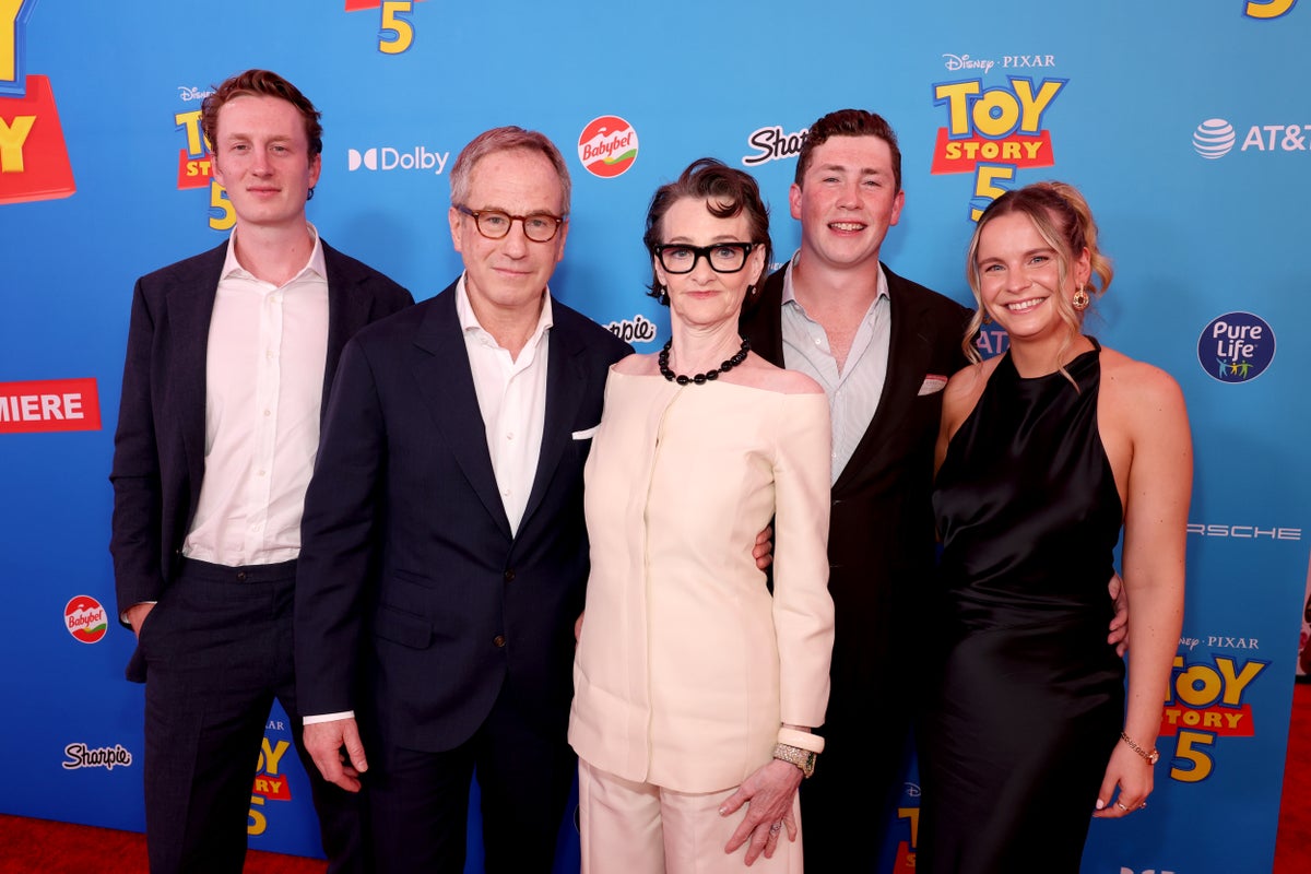 Reclusive 90s actor reacts to first red carpet event in a decade