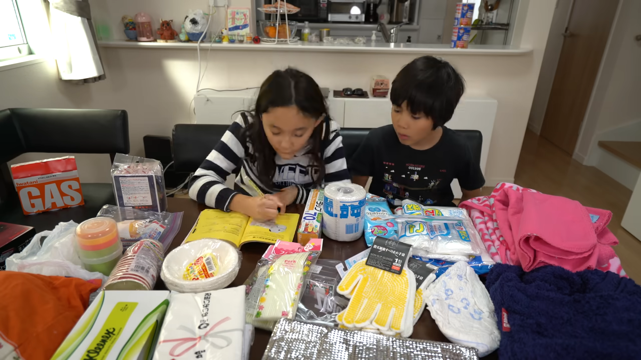 Japan is waiting for the next big earthquake - and their emergency bag ...