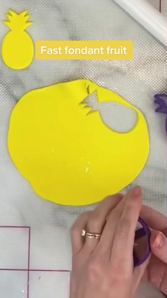 Easy fondant fruit slices for bright summer cakes