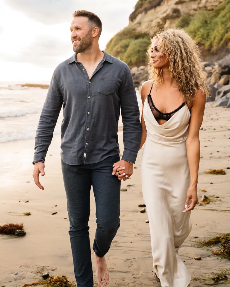 Patriots coach gets engaged to NBC Sports host in beach proposal
