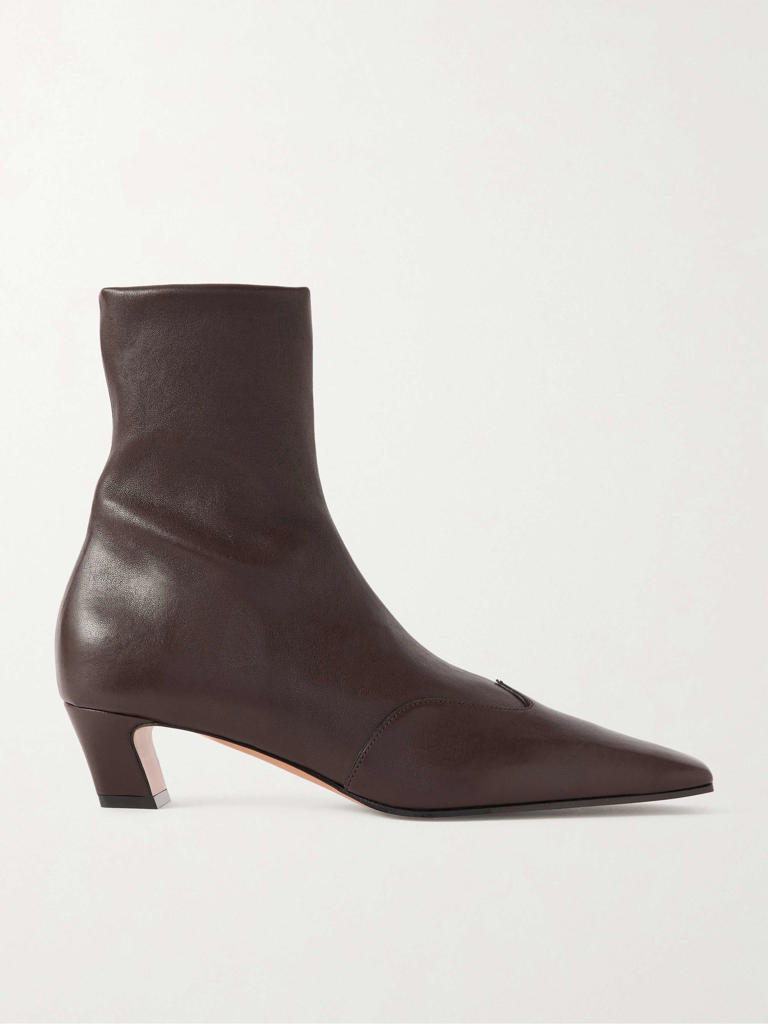 Daisy arrived at the airport in the shoe trend I used to say I would ...