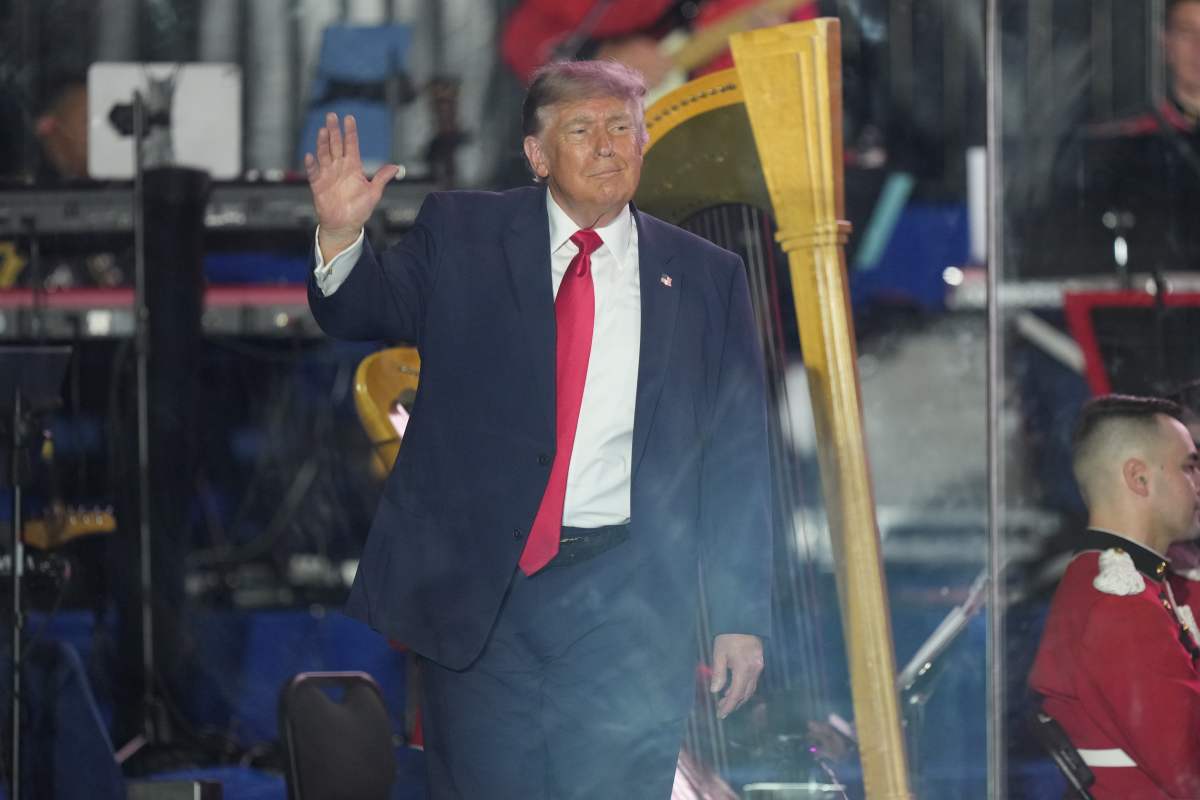Trump says Reflecting Pool vandals caught after box cutter damage ...