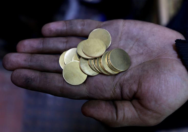 Gold gains as dollar weakens; still on track for fourth straight weekly ...
