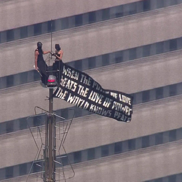 2 people climb to top of NYC's Empire State Building, appear to get engaged