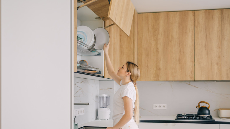 Goodbye black hole: Here's a better way to organize overhead cabinets ...