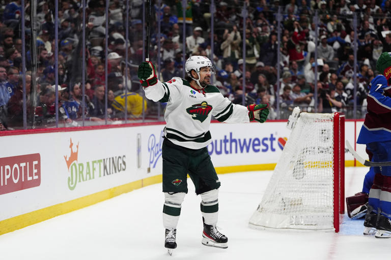 Kings sign Mats Zuccarello to one-year deal, add Erik Gustafsson