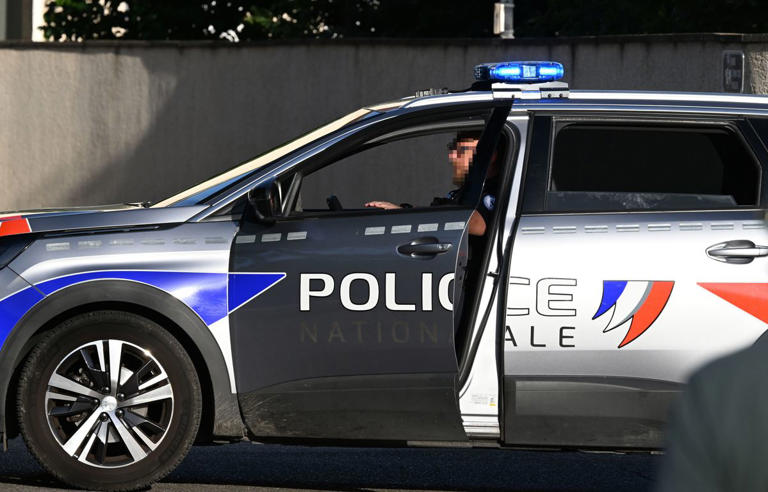 Paris : Une femme munie d’un couteau meurt après des tirs de la police