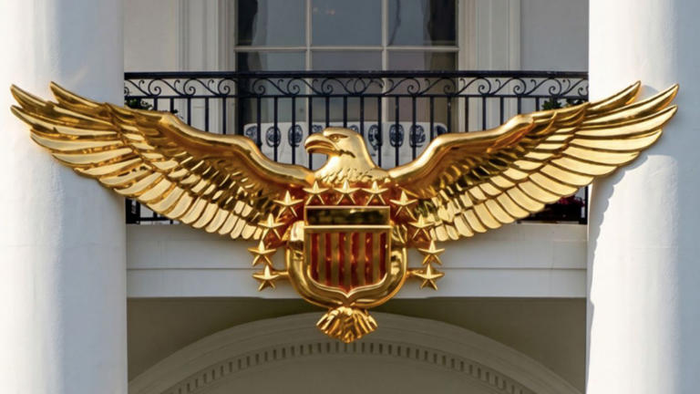 Did Trump hang golden eagle decoration on White House balcony?