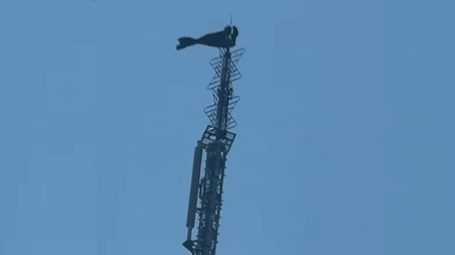 Two people scale Empire State Building in apparent marriage proposal