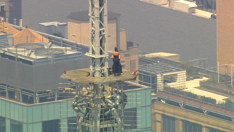 2 daredevils climb Empire State Building, appear to propose