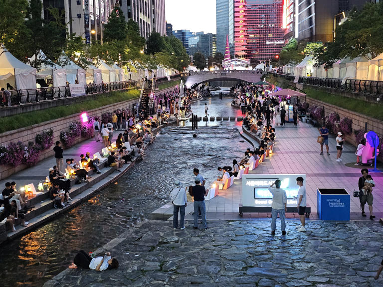 Tranquil reading at Cheonggyecheon's outdoor library