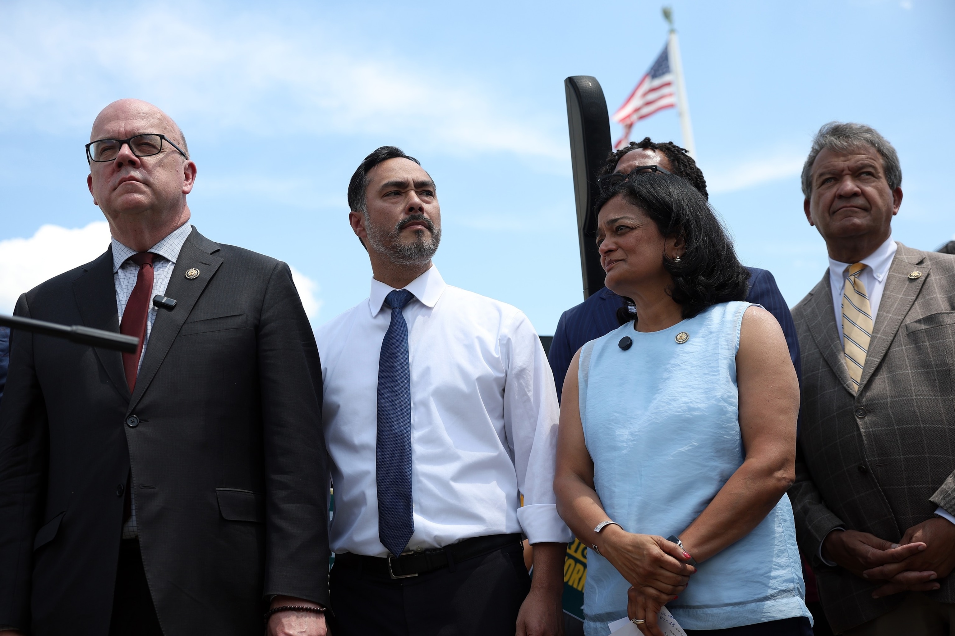 Democrats push to restore flu vaccine mandate for troops amid Air Force ...