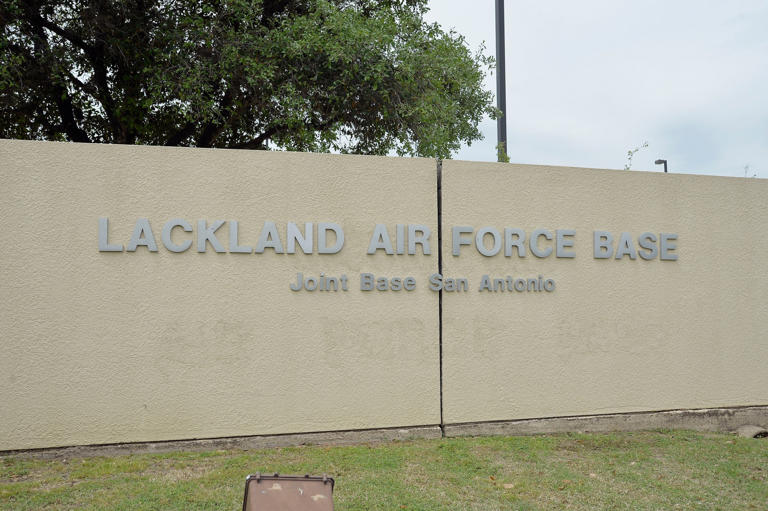 Democrats push to restore flu vaccine mandate for troops amid Air Force ...