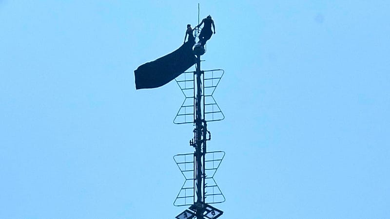 Two arrested after unfurling 'power of love' banner on Empire State ...