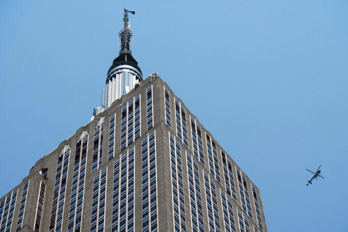 Pareja burla la seguridad y escala el Empire State Building para ...