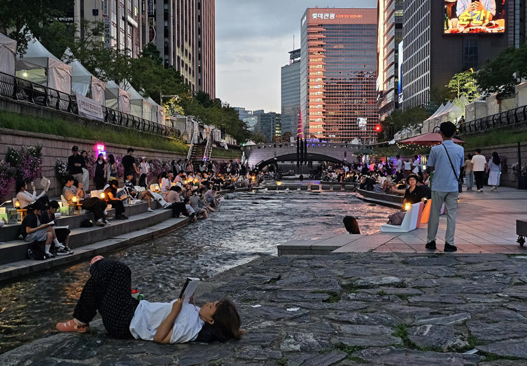Tranquil reading at Cheonggyecheon's outdoor library