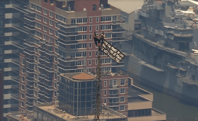 2 climbers scale Empire State Building during dangerous heat wave