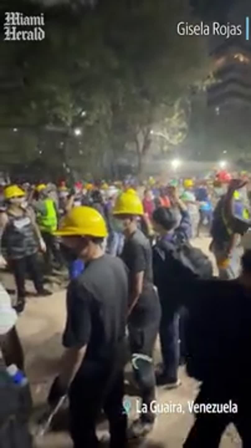 Venezuelans form a human chain to clear debris in La Guaira