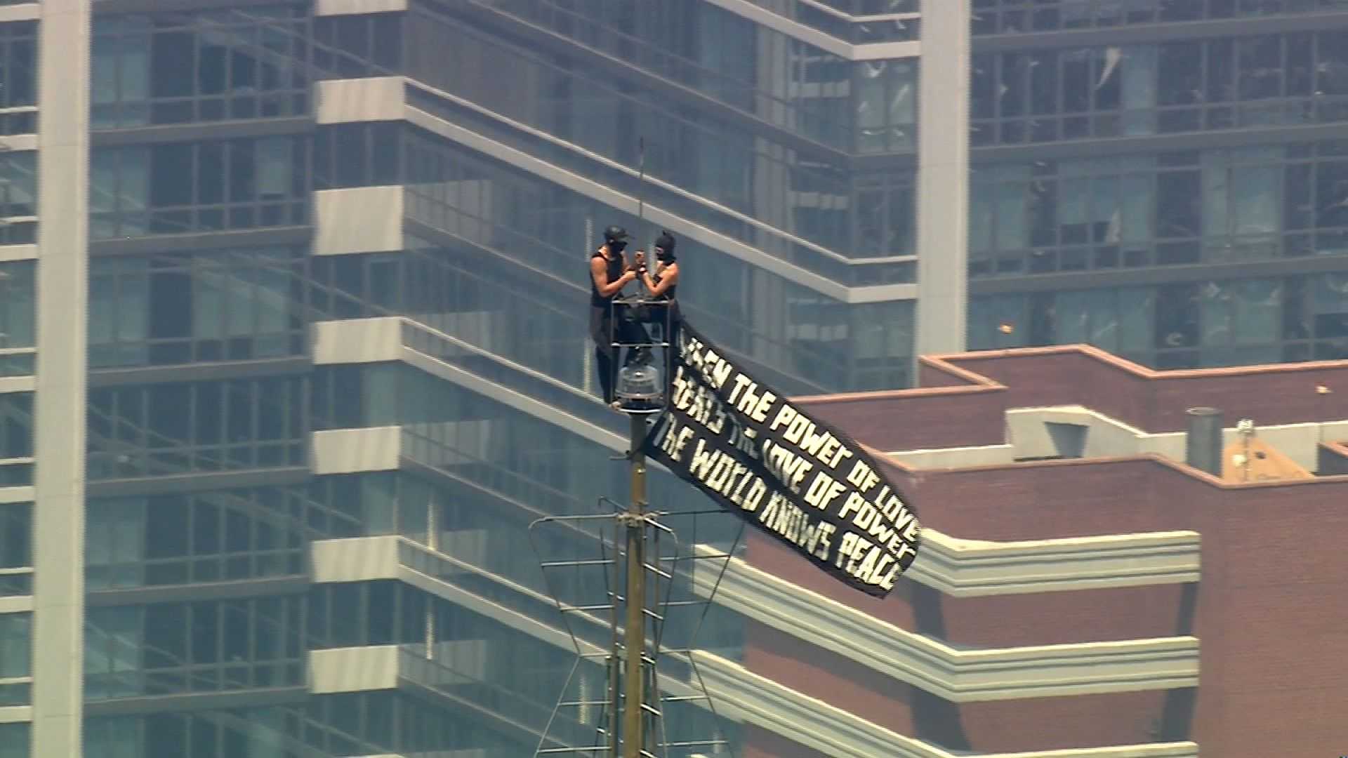 2 people in police custody after flying banner at top of Empire State ...