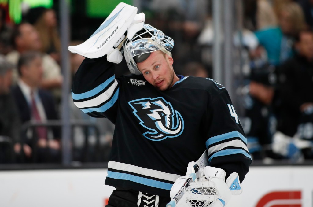 Islanders sign Vitek Vanecek to add needed goalie depth in NHL free agency