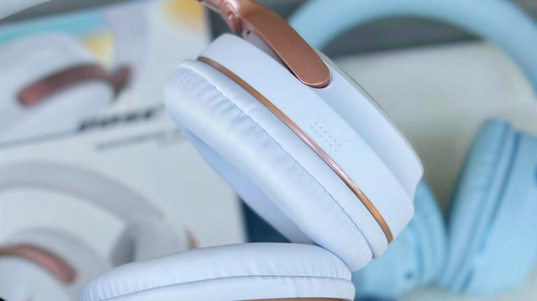Your Bose QuietComfort headphone buttons do more than pause music