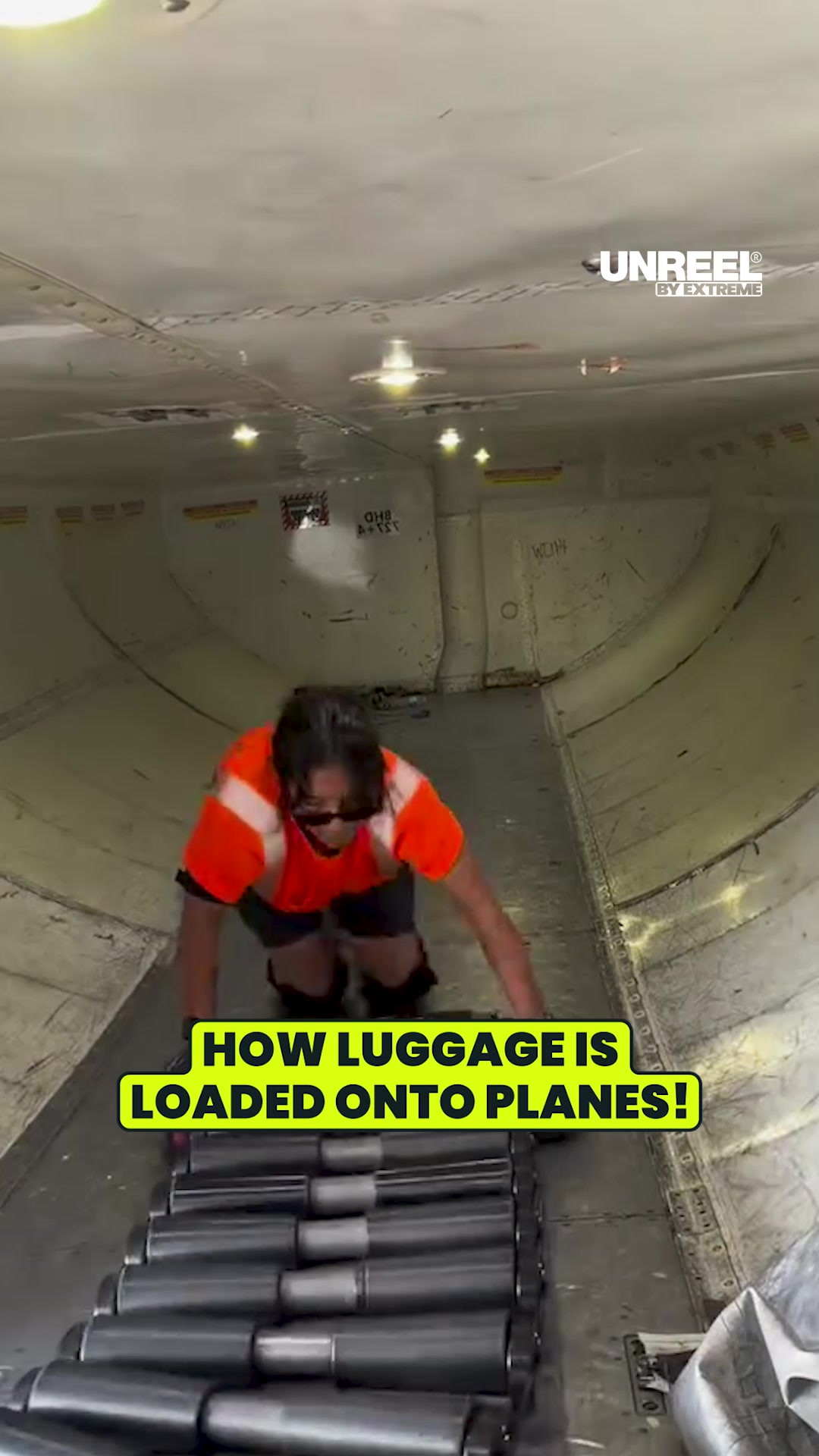 Inside the Boeing 737-800: Fast-paced baggage loading & ramp agent POV