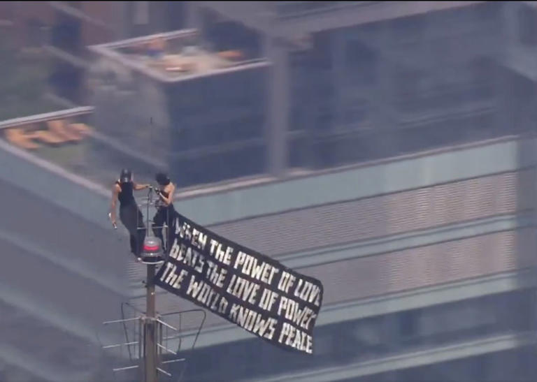 Duo sobe ao topo do Empire State Building para apelar à paz