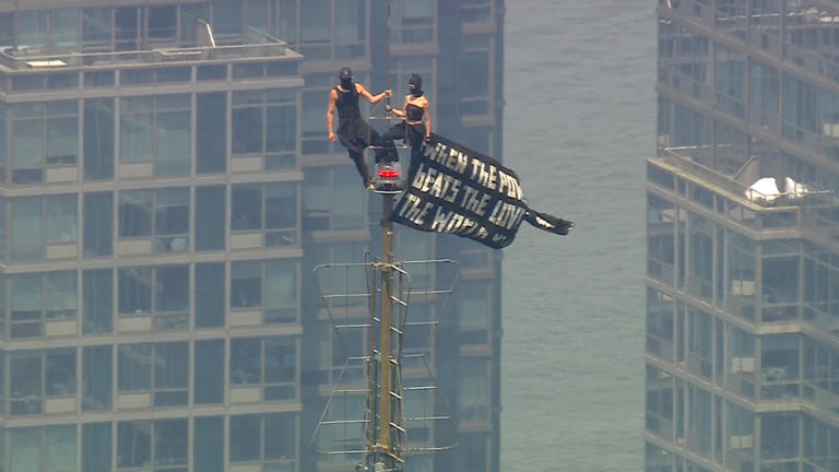2 daredevils climb Empire State Building, appear to propose