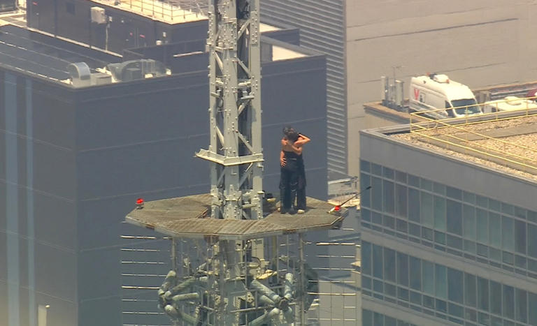 2 daredevils climb Empire State Building, appear to propose