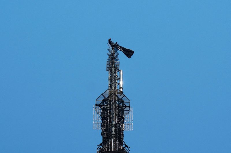 Two people unfurl peace banner atop NY's Empire State Building in ...