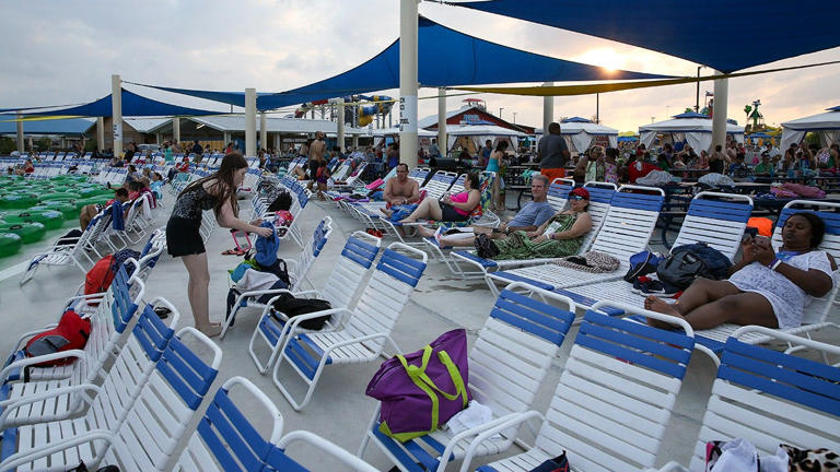 Tourists shown in stampede for pool lounge chairs after endless wait at ...